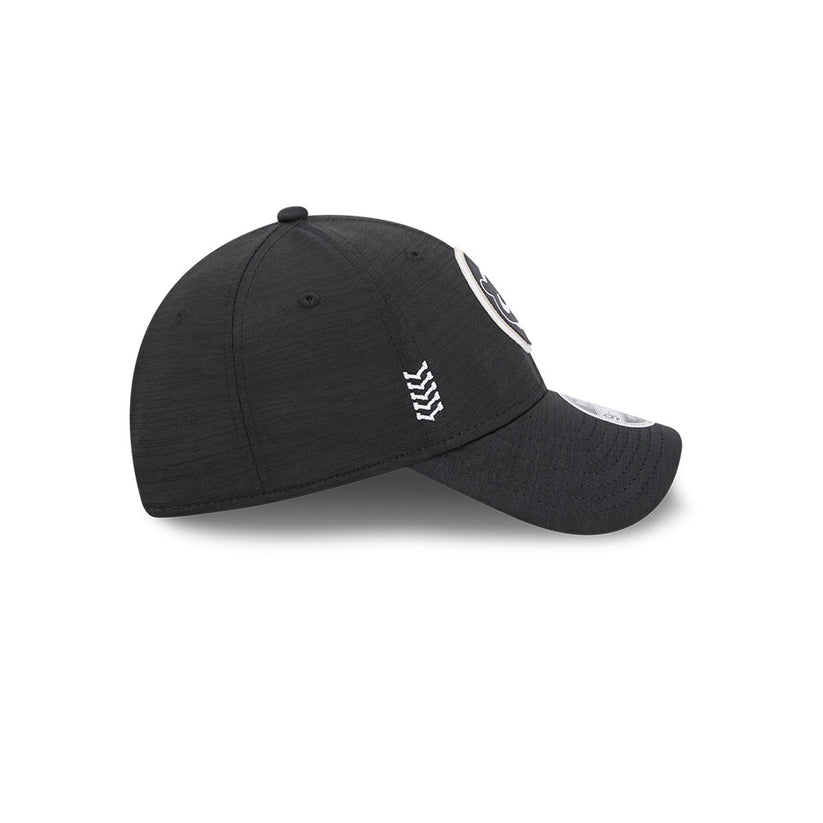 Chicago Cubs 2024 Clubhouse '84 Logo Black New Era 9FORTY Stretch-Snap ...